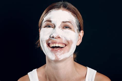 메이크업을 적용하는 젊은 여성 페인트 브러시와 메이크업얼굴을 그립니다 개념을 구성하지 않는 방법 마스카라에 대한 스톡 사진 및 기타 이미지 Istock