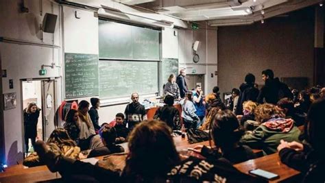Les Occupants De Luniversité De Tolbiac évacués Par Les Crs