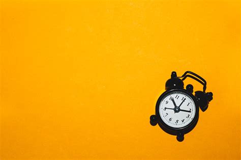 노란색 배경에 고전적인 알람 시계입니다 라운드 다이얼이 있는 빈티지 시계 0명에 대한 스톡 사진 및 기타 이미지 0명 검은