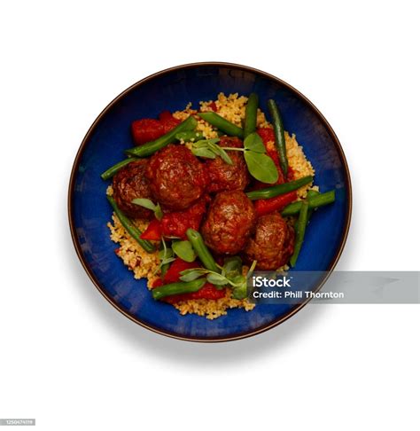 흰색으로 분리된 소박한 파란색 그릇에 치폴테 고기 공 쿠스쿠스 야채를 곁들인 맛있는 그릇 미트볼에 대한 스톡 사진 및 기타