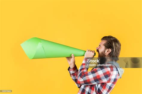 수염 난 남자가 확성기로 외친다 종이 확성기를 가진 남자 언론의 자유 모두를 위한 광고 대중에 대한 홍보 및 정보 확장 매스