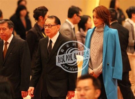 直击追思会：容祖儿着蓝色大衣随杨受成到场图容祖儿凤凰娱乐