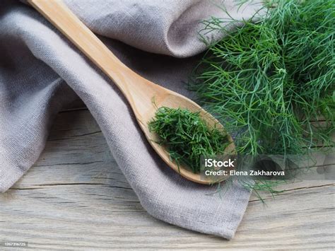 숟가락에 신선한 다진 딜 나무 테이블에 냅킨이달린 딜 잔가지 플래시 레이아웃 유용한 식물 아네훔 자갈 렌즈 0명에 대한 스톡 사진 및 기타 이미지 Istock