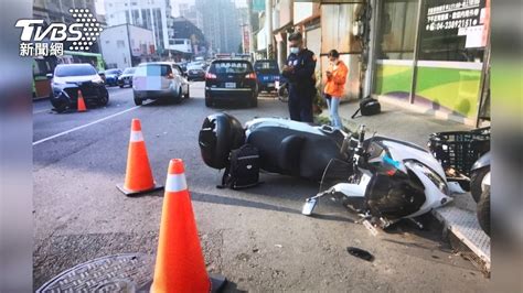 太驚險！父載2孩「逆向」上學 遭違規車撞飛│tvbs新聞網