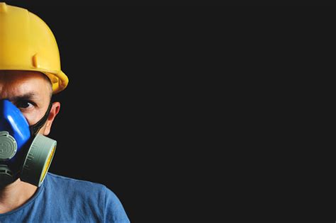 노란색 헬멧을 쓰고 검은 색 배경에 호흡보호구를 착용한 광부 석탄 산업 안전 및 보호 산업에 대한 스톡 사진 및 기타 이미지 산업 어두운 색 35 39세 Istock