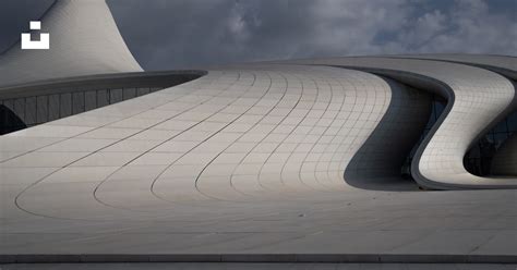 하늘을 배경으로 한 곡선 건물 사진 Unsplash의 무료 회색 이미지