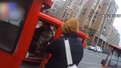司机捡到三万元红包原地等失主两小时 凤凰网视频 凤凰网