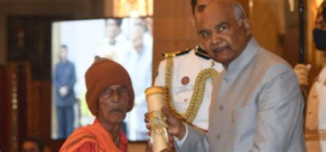 Padma Awards 2021 Nanda Prusty ने दिया राष्ट्रपति को दोनों हाथों से