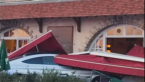 Loiret Un Véhicule Termine Sa Course Sur La Terrasse Dun Restaurant