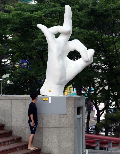 홍대 정문에 설치된 일베 상징물 조각상 오마이포토
