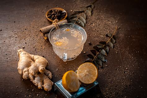 어두운 고딕 Colorslemon 생강 홍차와 함께 나무 표면에 모든 재료와 함께 레몬 생강차 등 면역 체계를 강화 하는 기능으로 인해 자신의 건강을 개선 하는 데 사용