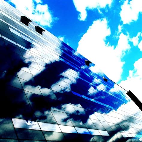 Premium Photo Cloudy Sky Reflecting On Glass Building