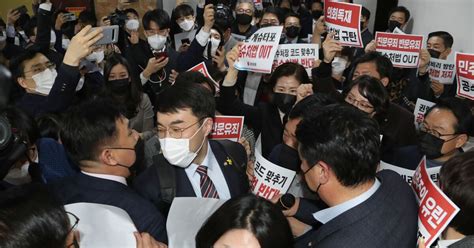영상 與 “야당 항의 속기록에 쓰지마” 野 “취재 카메라 들여보내”