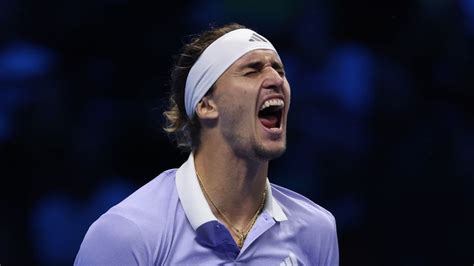 Atp Finals Alexander Zverev Besiegt Carlos Alcaraz Und Steht Im