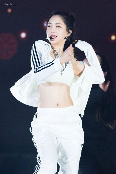 손나은 탑브라 트레이닝복 매끈한 복근 움짤 Cute Crop Tops Apink Naeun Fashion