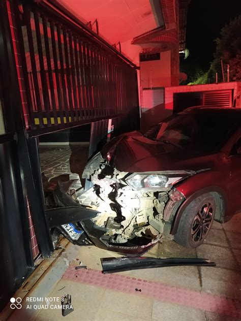 Motorista Embriagado Bate Em Muro Em Fuga Carro Roubado Em
