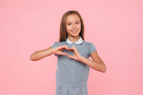 Feliz joven caucásico sonriente adolescente preadolescente chica en