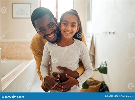Sorriso Feliz E Retrato Do Pai E Da Filha No Banheiro Para A Higiene De