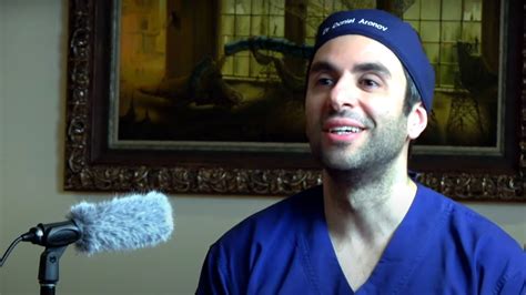 Eltiltották A Műtétektől A Plasztikai Sebészt Aki A Műtőben Rendszeresen Tiktok Videókat