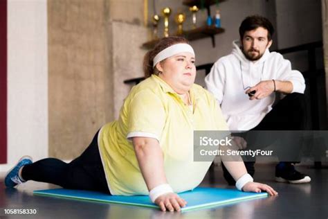 스포츠를 하 고 뚱뚱한 젊은 여자 강사에 대한 스톡 사진 및 기타 이미지 강사 건강에 좋지 않은 음식 건강하지 못한 생활