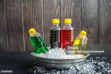 얼음 위에 차갑고 얼음 조각 배경에 Flavorful 얼음 위에 청량 음료 병 또는 탄산 음료에 다채로운 청량 음료의 많은 병