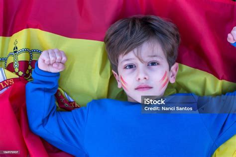 그의 얼굴에 그려진 스페인어 플래그와 팬 아이 스페인 국기와 스페인 소년 사람들에 대한 스톡 사진 및 기타 이미지 사람들