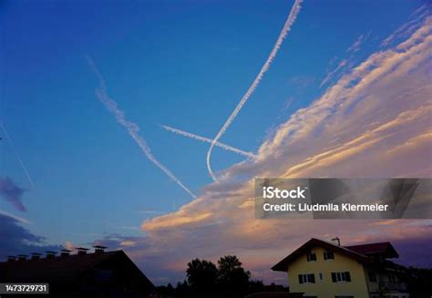 옥수수 밭 위로 여름에 일몰 들판 위에 구름이 있는 여러 가지 빛깔의 일몰 들판 너머 마을에서 일몰 어퍼 바이에른의 밝은 일몰 0명에 대한 스톡 사진 및 기타 이미지