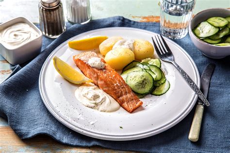 Grillet Laks Med Agurksalat Og Rømme Oppskrift Godtlevert