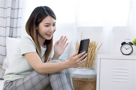 아시아 여성은 그녀의 친구 온라인 통신 개념에 화상 통화를 Voip에 대한 스톡 사진 및 기타 이미지 Voip 가정 생활 거실 Istock