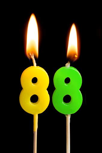 불타는 초 88 여 든 여덟의 형태로 케이크 검은 배경에 고립에 대 한 축 하 하는 생일 기념일 중요 한 날짜 휴일 설정