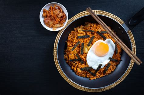 수제 김치 볶음밥프라이팬에 계란 튀김 검은 나무 테이블에 머리 위 보기 얹어 김치에 대한 스톡 사진 및 기타 이미지 김치