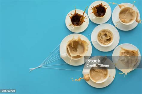 손을 잡고 커피 컵 없이 우유와 파란색 용지에 풍선의 모양에 날씨 개념입니다 음식 예술입니다 커피 얼룩입니다 플랫 하다입니다 최고의 볼 수 있습니다 공간 복사 물이 튀는에