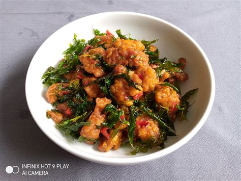 ผัดกะเพราไก่กรอบ มาเปลี่ยนรสชาติให้ไก่ทอดธรรมดาๆ เป็นเมนูอร่อยลืมอิ่ม