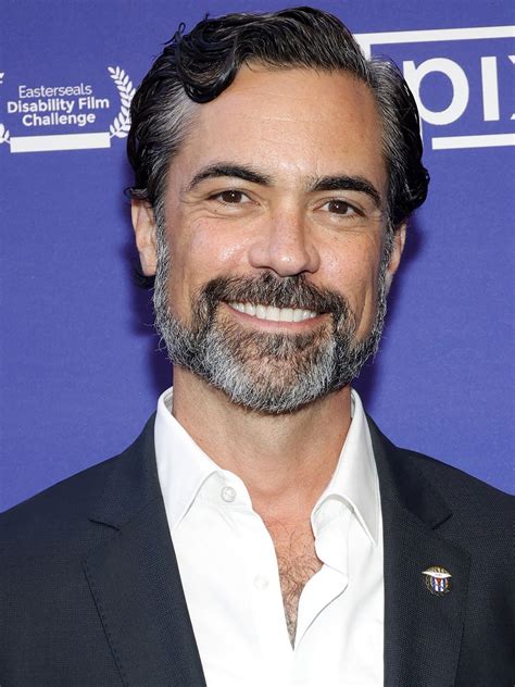 Danny Pino 359 Mariska Hargitay Danny Pino Fotos En Afbeeldingen Van