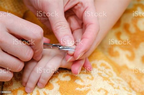 가족 활동 어머니 손을 손톱이 위를 사용 하 여 아이 대 한 손톱을 잘라 2명에 대한 스톡 사진 및 기타 이미지 2명 가위 가족 Istock
