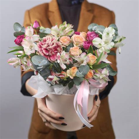 Композиция с кустовыми розами и альстромерией Цена — 2490 ₽ Бесплатная доставка в Казани