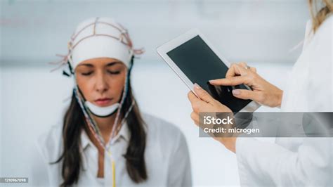 병원에서 뇌의 뇌파 뇌파 또는 뇌뇌전도 검사 뇌전도에 대한 스톡 사진 및 기타 이미지 뇌전도 인간 신경계 컴퓨터 모니터