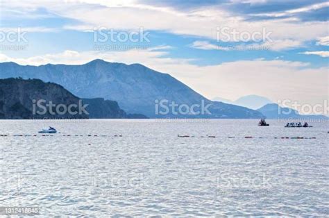 나무로 덮인 바위 언덕의 배경에 버드 바 근처 자즈 해변 근처 베이 조용한 푸른 바다 푸른 흐린 극적인 아침 하늘 몬테네그로