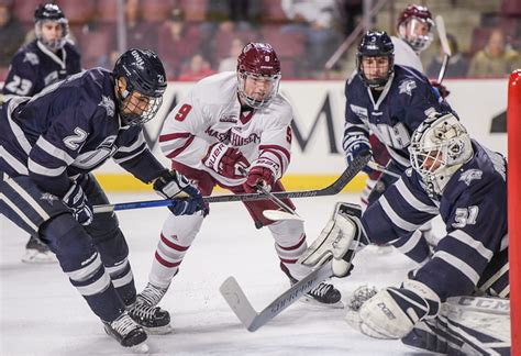 Umass Hockey Knocks Off New Hampshire 4 2 Massachusetts Daily Collegian