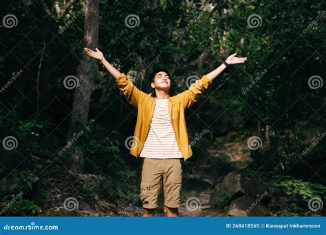 Jugendliche Stehen Mit Erhobenen Armen Im Wald Stockbild Bild Von