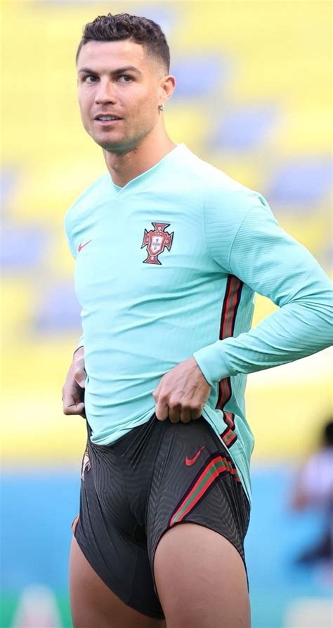Famous Bulges On Twitter Rt Thefamousbulges Cristiano Ronaldo Bulge 97552 Hot Sex Picture