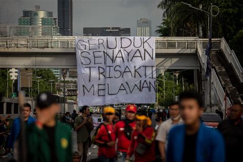 Foto Unjuk Rasa Mahasiswa Tolak Perppu Ciptaker Foto Katadata Co Id