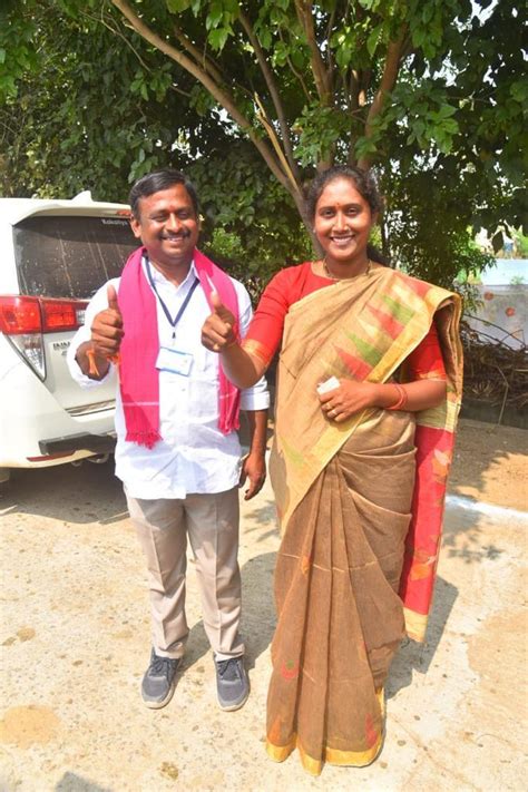హుజూరాబాద్‌లో ఓటు వేసిన టీఆర్ఎస్ అభ్యర్థి గెల్లు శ్రీను ఫోటోలు