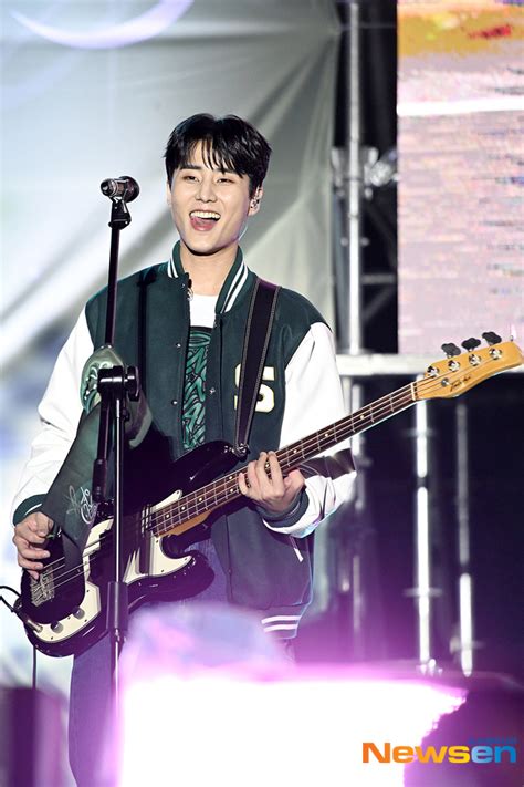 데이식스 영케이 ‘축제를 즐길 줄 아는 남자 포토엔hd 손에 잡히는 뉴스 눈에 보이는 뉴스 뉴스엔