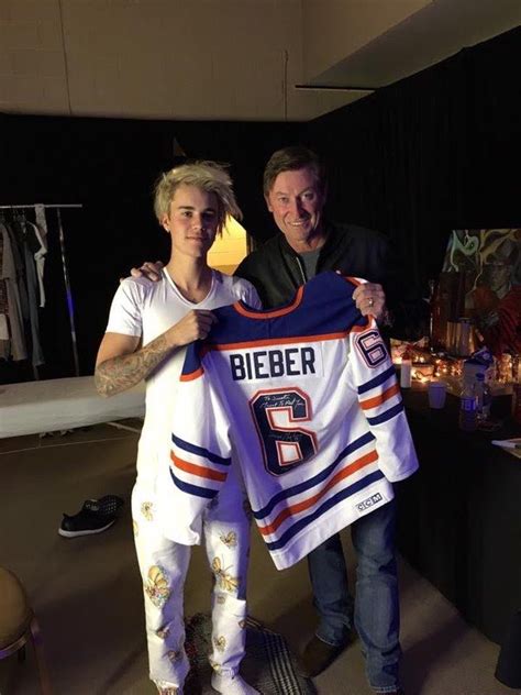 Justin Bieber Gets An Oilers Jersey From Wayne Gretzky Ünlüler