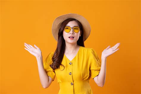 オレンジの背景に黄色いドレスを着た美しいアジアの女の子のポートレート 1人のストックフォトや画像を多数ご用意 1人 20 24歳