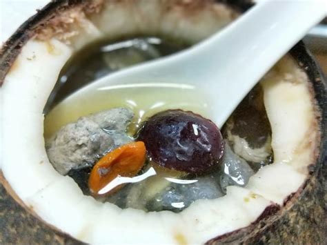 【原只椰子炖乌鸡的做法步骤图，怎么做好吃】口水厨房下厨房