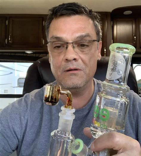 Need A Young Stoner Buddy To Toke And Stroke Scrolller