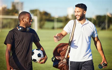 Jugadores De Fútbol Amigos Y Hombres Caminando En El Campo De Fútbol
