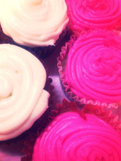 Vanilla Cupcakes With Buttercream Frosting And Red Velvet Cupcakes